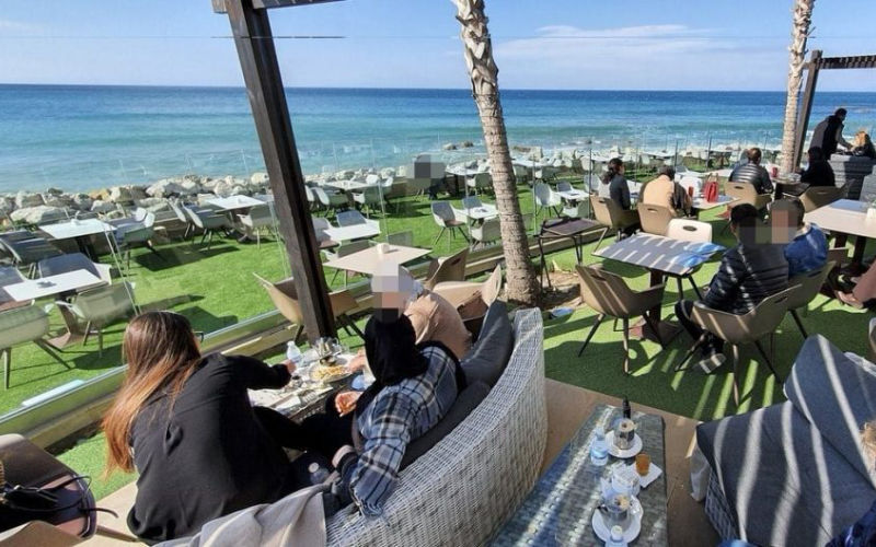 Café in Tanger wekt woede met hoge prijzen en strandgebruik