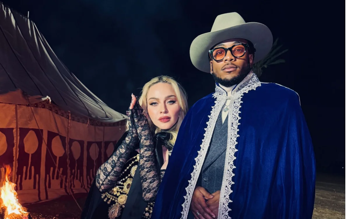 Madonna viert 2026 met partner en kinderen in Marokkaanse woestijn