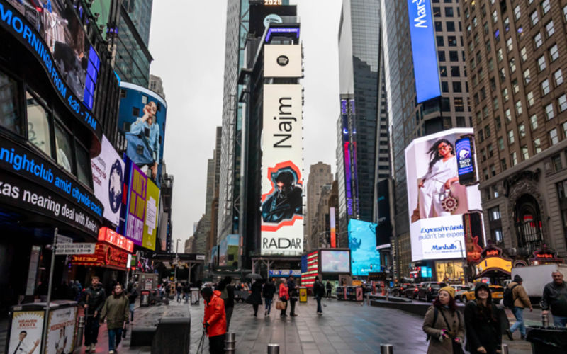 Marokkaanse rapper Najm verovert schermen Times Square