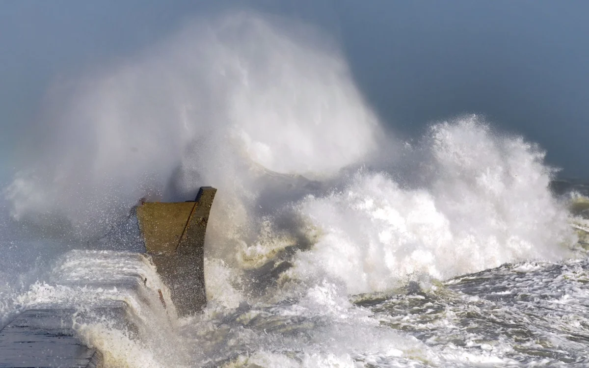 Krachtige storm op zee, Marokko waarschuwt!