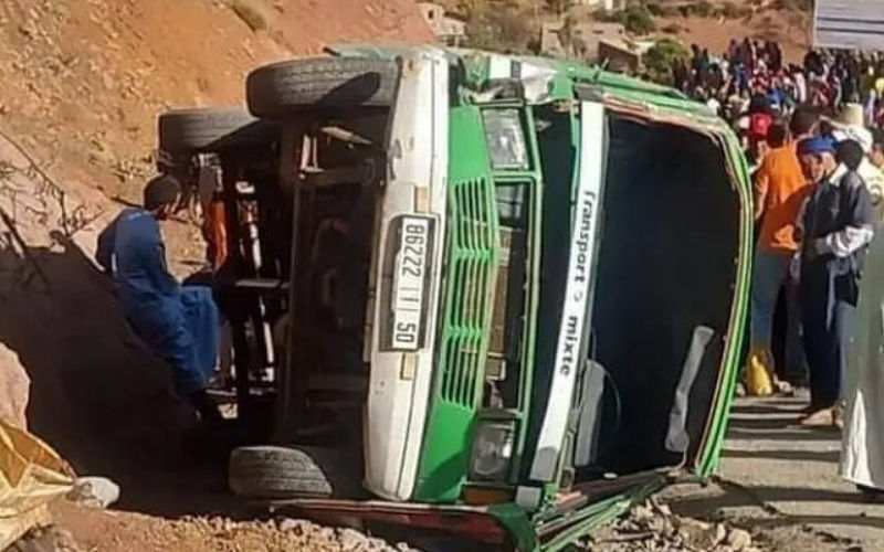 Bus met bruiloftsgasten rijdt van de weg in Marokko