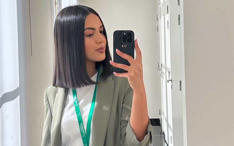 Oumi Rayane zet journalist op zijn plaats (video)