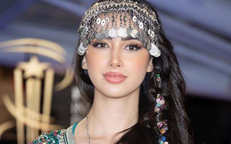 Sofia Saidi schittert in sublieme creatie van Fatim Filali Idrissi (video)