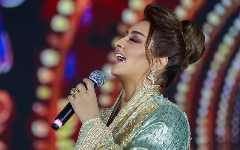 Zina Daoudia weigert Algerijnse vlag tijdens concert